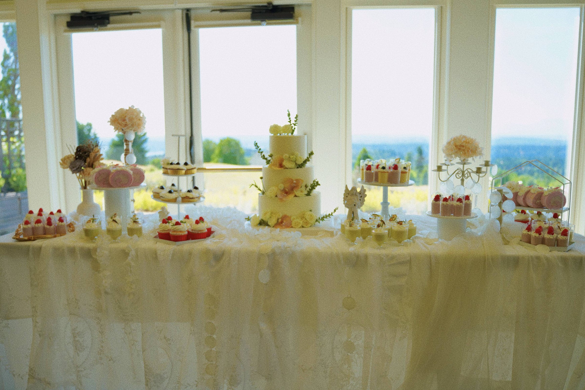 Custom Birthday Cakes in Bellevue | HoneyMe Bakery | Honeyme Cake